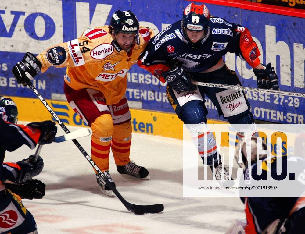 Andrew Schneider (Düsseldorf, li.) gegen Norman Martens (Eisbären ...