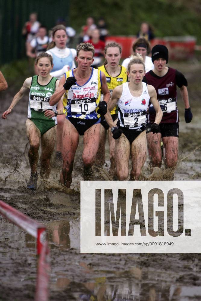 Anja Smolders und Veerle Dejaeghere kämpfen sich durch den Schlamm ...