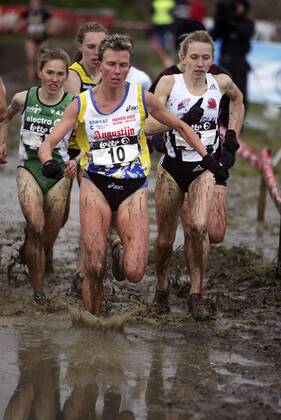 Anja Smolders und Veerle Dejaeghere kämpfen sich durch den Schlamm ...