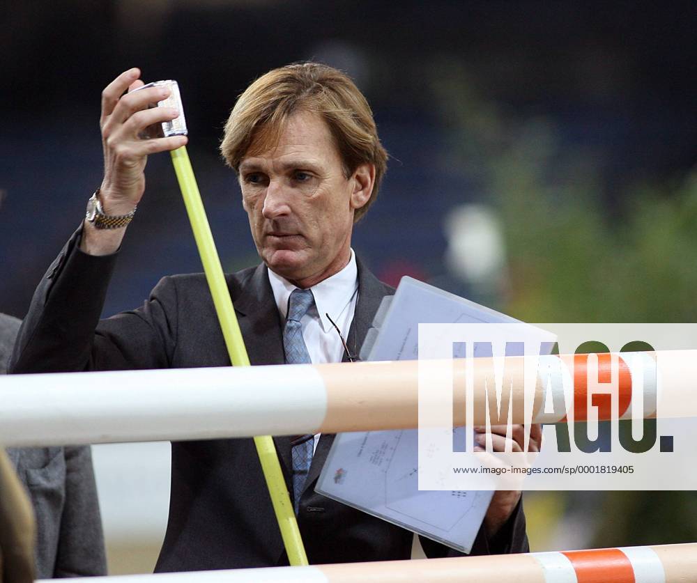 Parcourschef Conrad Homfeld (USA) nimmt Maß Pferdesport Stuttgart ...