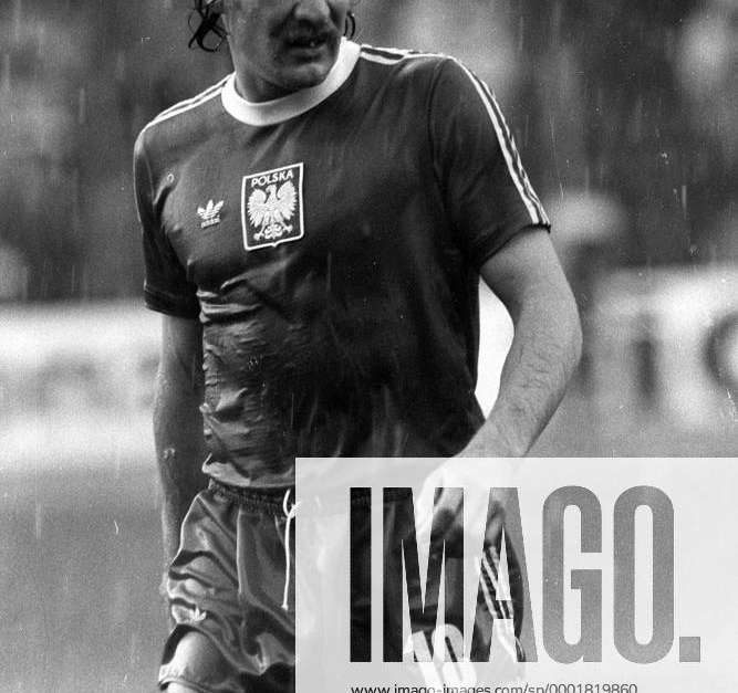 Robert Gadocha (Polen) im Platzregen Fußball WM Herren ...