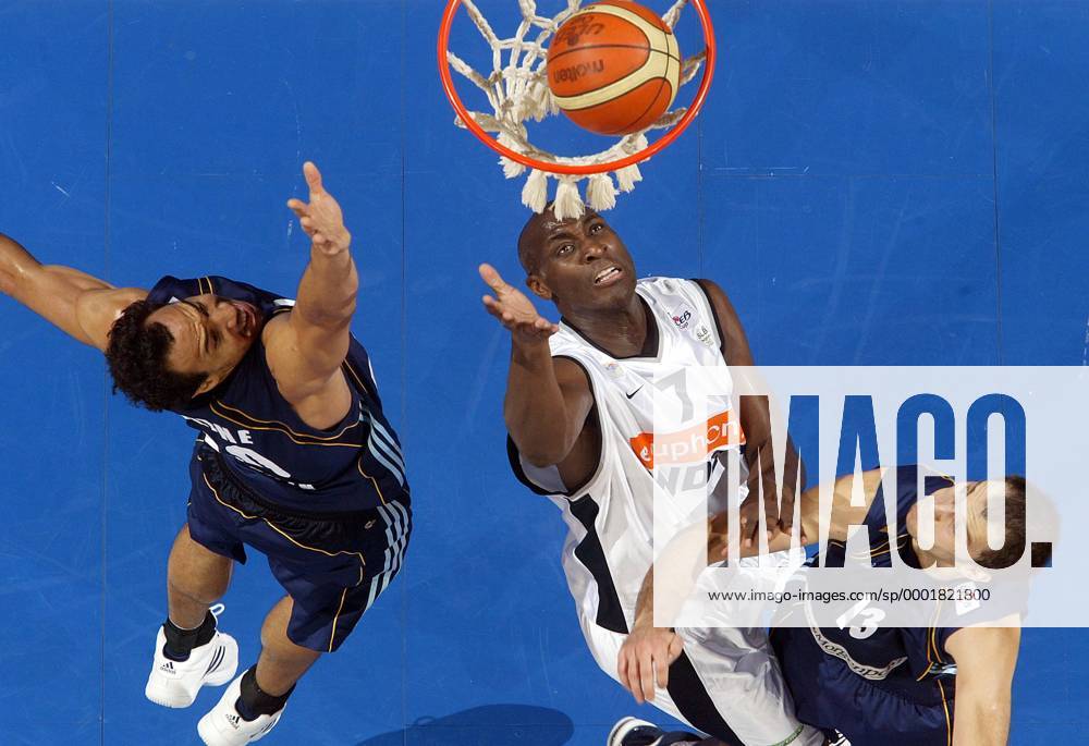 Roger Huggins gegen Demond Greene und Nenad Canak Basketball EC 3 ...