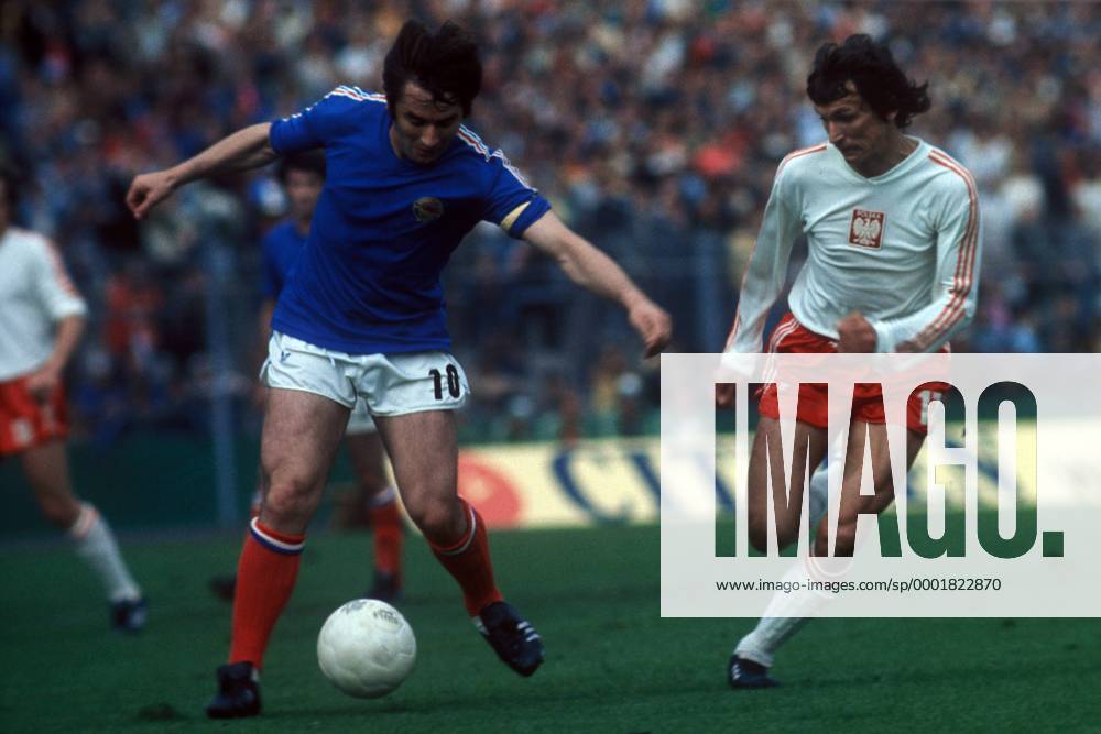 Jovan Acimovic (li., Jugoslawien) im Zweikampf Fußball WM Herren ...