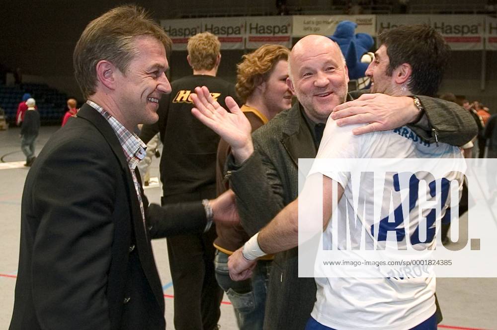 Schlußjubel Hamburg, v.li.: Manager Dierk Schmäschke, Präsident Andreas ...