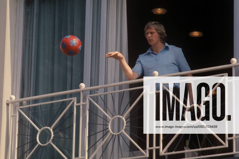 Gerd Kische wirft lässig einen Ball aus dem Fenster seines Zimmers ...