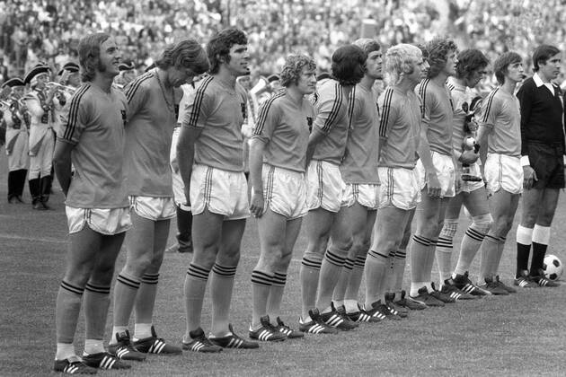 Mannschaftsbild Niederlande, v.li.: Johan Cruyff, Torwart Jan Jongbloed ...