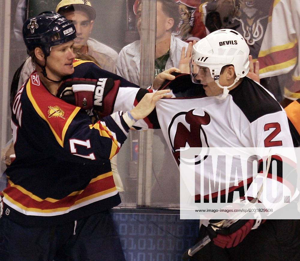 Chris Gratton zerrt am Trikot von Vladimir Malakhov - Eishockey Herren ...