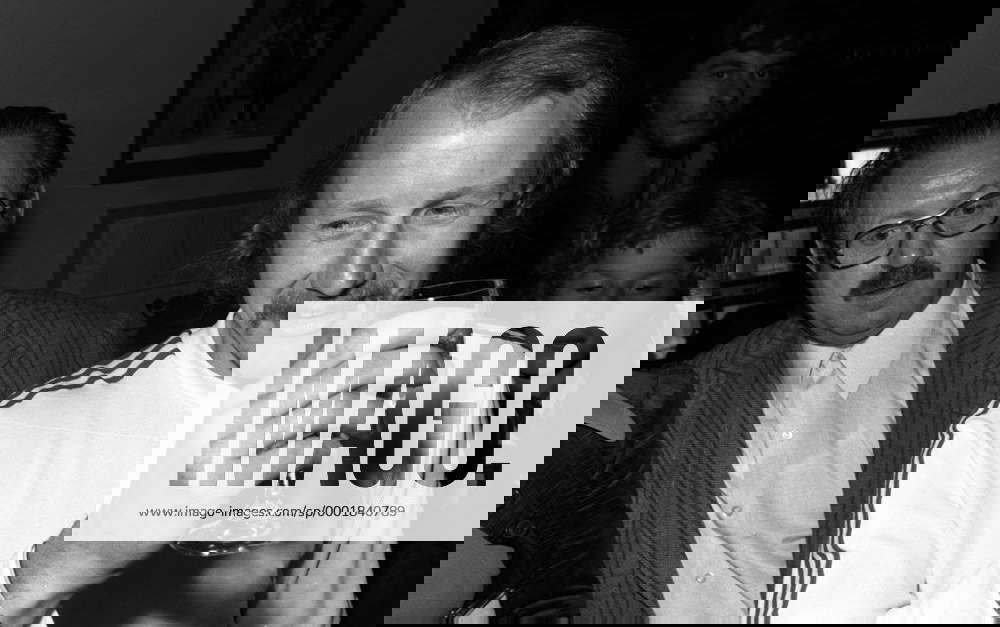 Robert Gadocha (Polen, re.) stößt auf den dritten Platz an Fußball WM ...