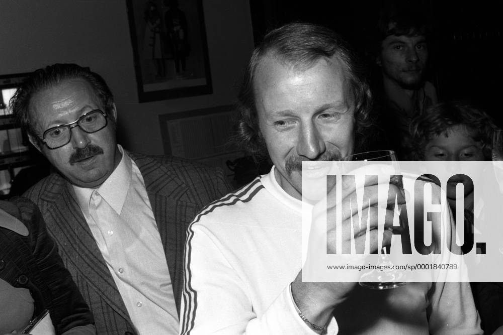 Robert Gadocha stößt auf den dritten Platz an Fußball WM Herren ...