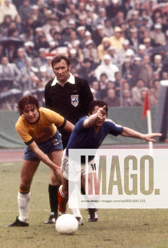 Jovan Acimovic (Jugoslawien, re.) wird von Leivinha (Brasilien, li ...