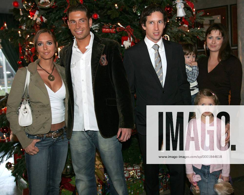 Torwart Tim Wiese (2.v.li.) mit Freundin Grit Freiberg und Frank ...