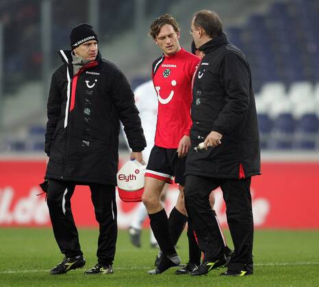 Mannschaftsarzt Dr. Wego Kregehr (re.) und Physiotherapeut Paul Gerst ...