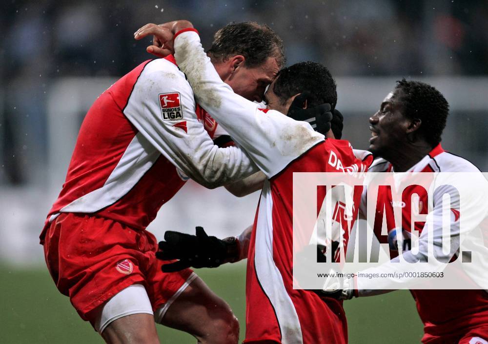 Torjubel Cottbus, v.li.: Timo Rost, Vragel da Silva und Lawrence Aidoo ...