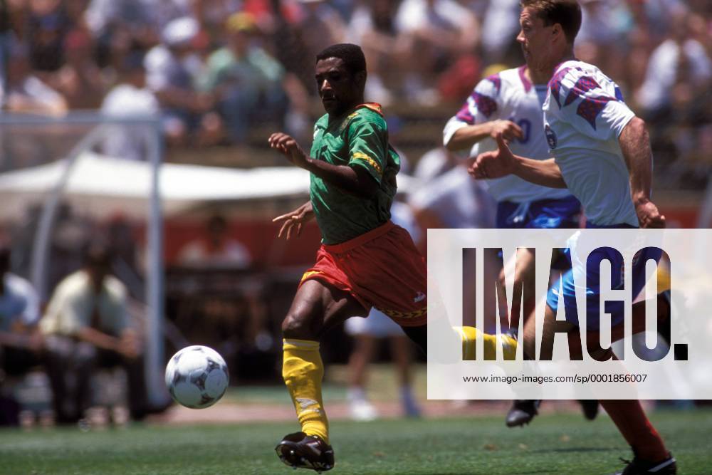 Hans Agbo (Kamerun, li.) gegen Igor Lediakhov (Rußland) Fußball WM ...