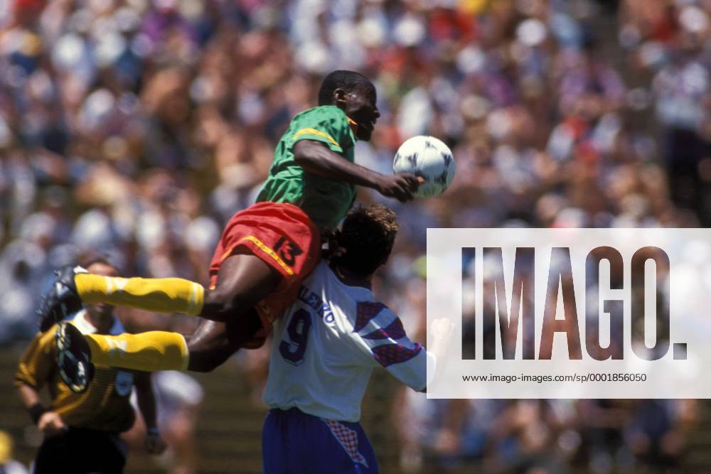 Raymond Kalla (Kamerun, li.) überspringt Oleg Salenko (Rußland) Fußball ...