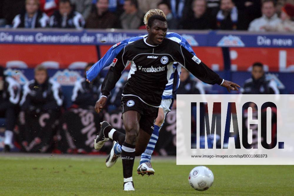 Isaac Boakye (Bielefeld) vor seinem Gegenspieler am Ball Fußball 1. BL ...