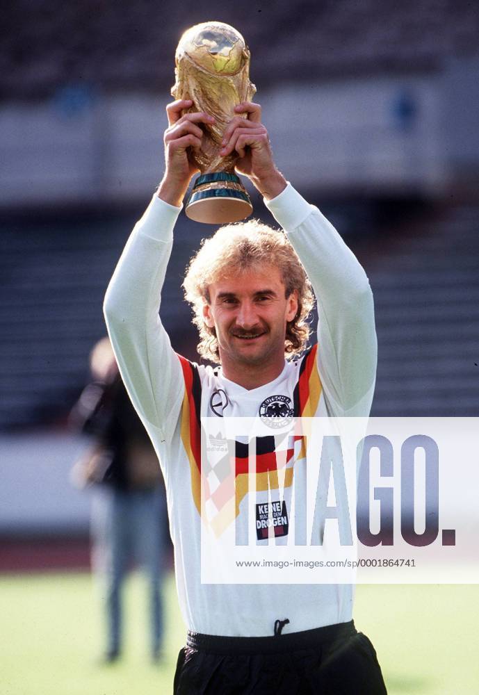 Rudi Völler hält den FIFA Weltpokal Fußball WM Herren Weltmeisterschaft ...
