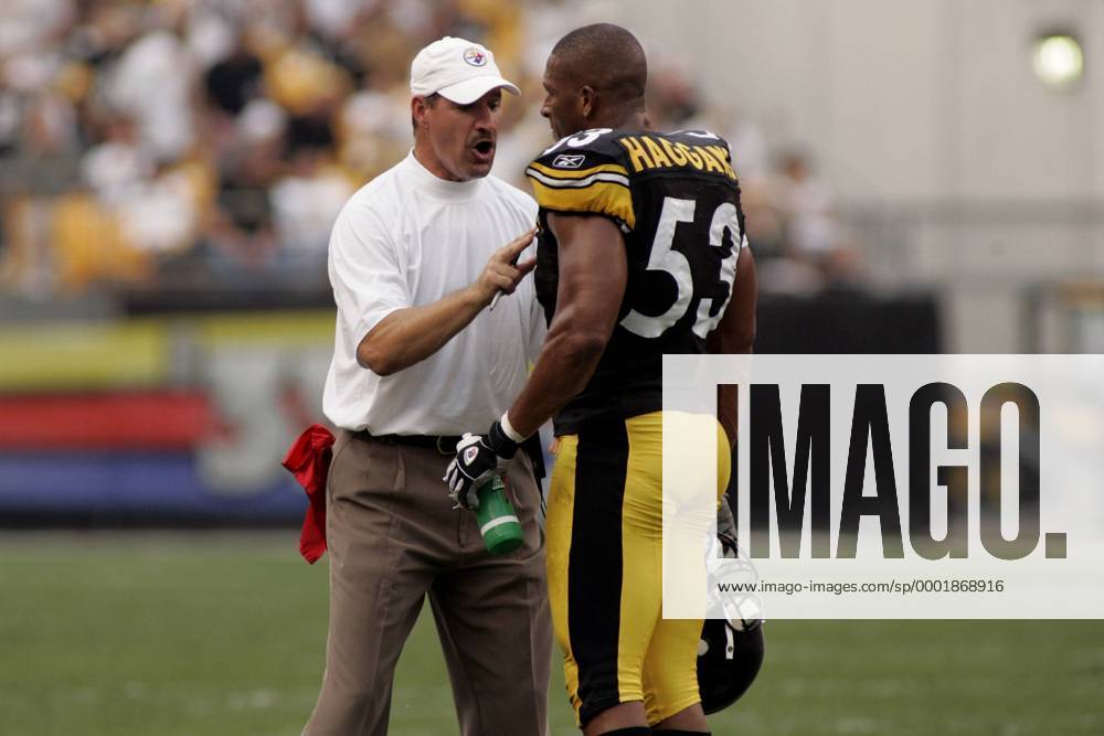 Headcoach Bill Cowher (li.) macht Linebacker Clark Haggans (beide ...