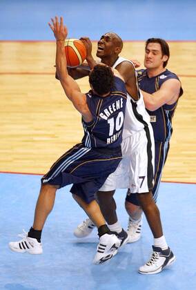 Roger Huggins gegen Demond Greene und Nenad Canak Basketball EC 3 ...