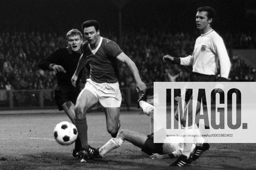 Alec Smith (Rangers, Mitte) geht an Torwart Sepp Maier und Franz ...