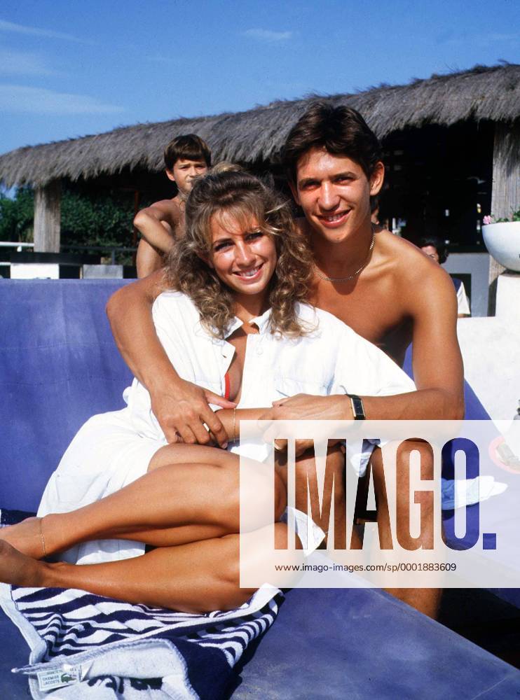 Gary Lineker (FC Barcelona) mit seiner Frau Michelle am Strand ...