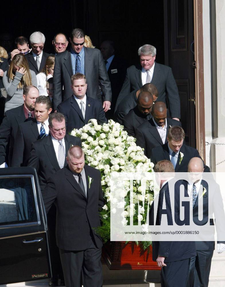 Spieler der St. Louis Rams tragen den kürzlich verstorbenen Jack Snow ...