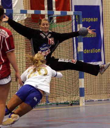 Torfrau Karin Mortensen (Ikast Bording EH) pariert den Wurf von Sara ...