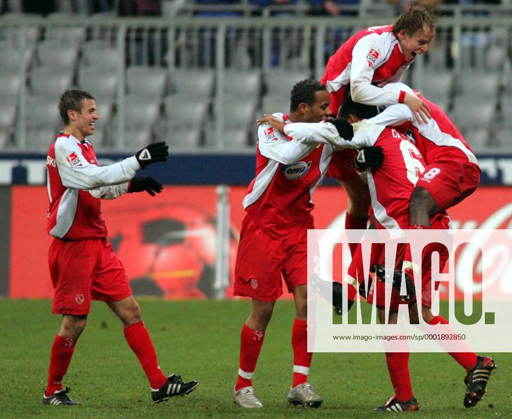 Torjubel Cottbus, v.re.: Vragel da Silva, Lawrence Aidoo, Kevin McKenna ...