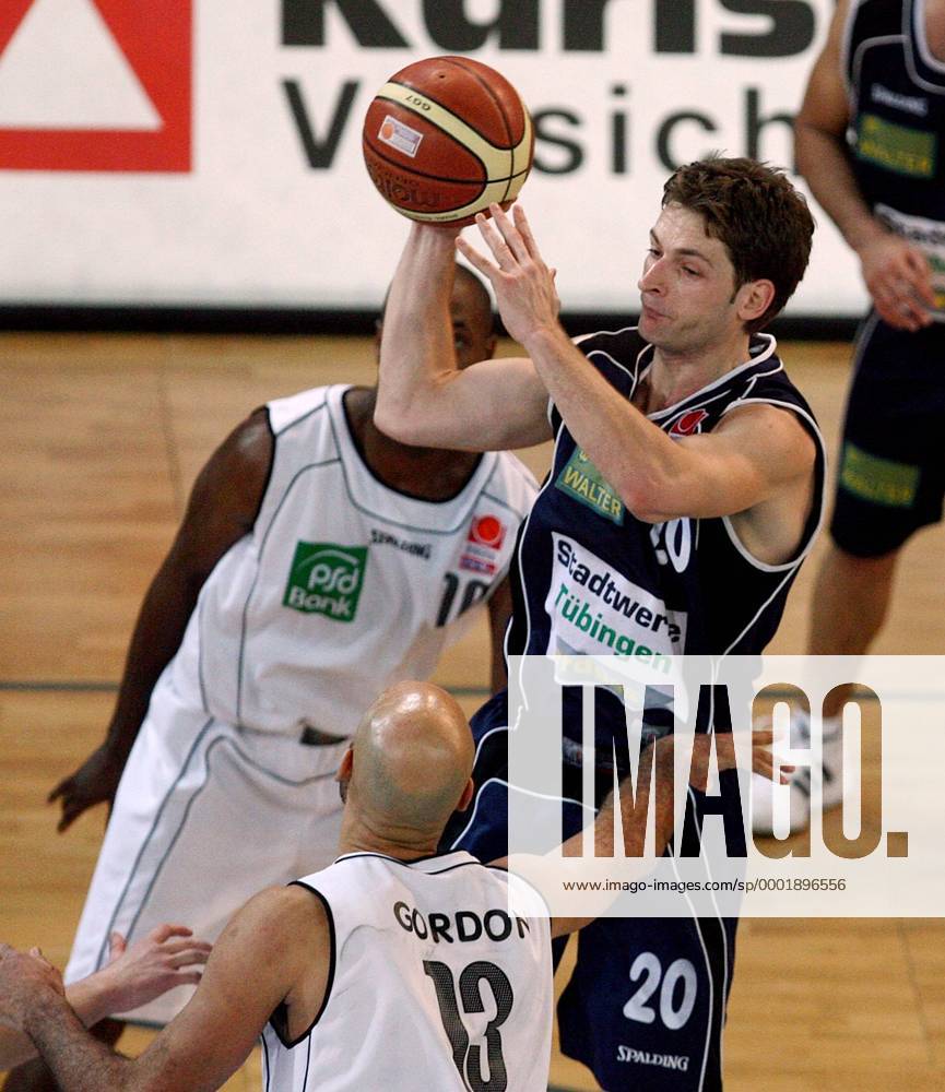 Igor Perovic gegen Jens Uwe Gordon und Ewodo Basketball 1. BL Herren ...
