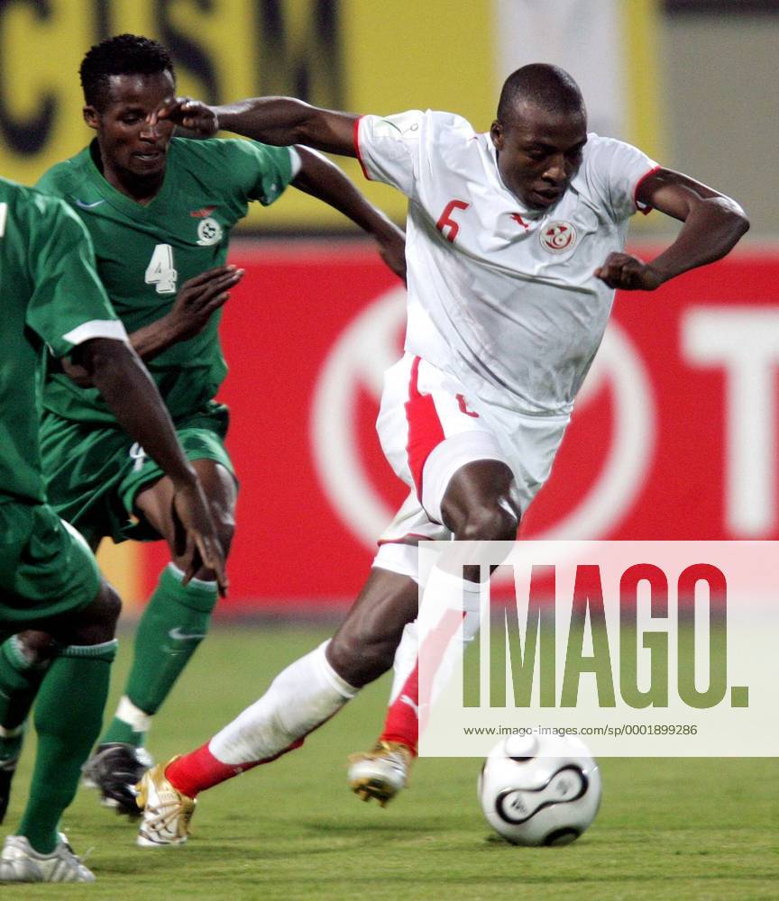 Hatem Trabelsi (Tunesien, re.) gegen Joseph Musonda (Sambia) - Fußball ...