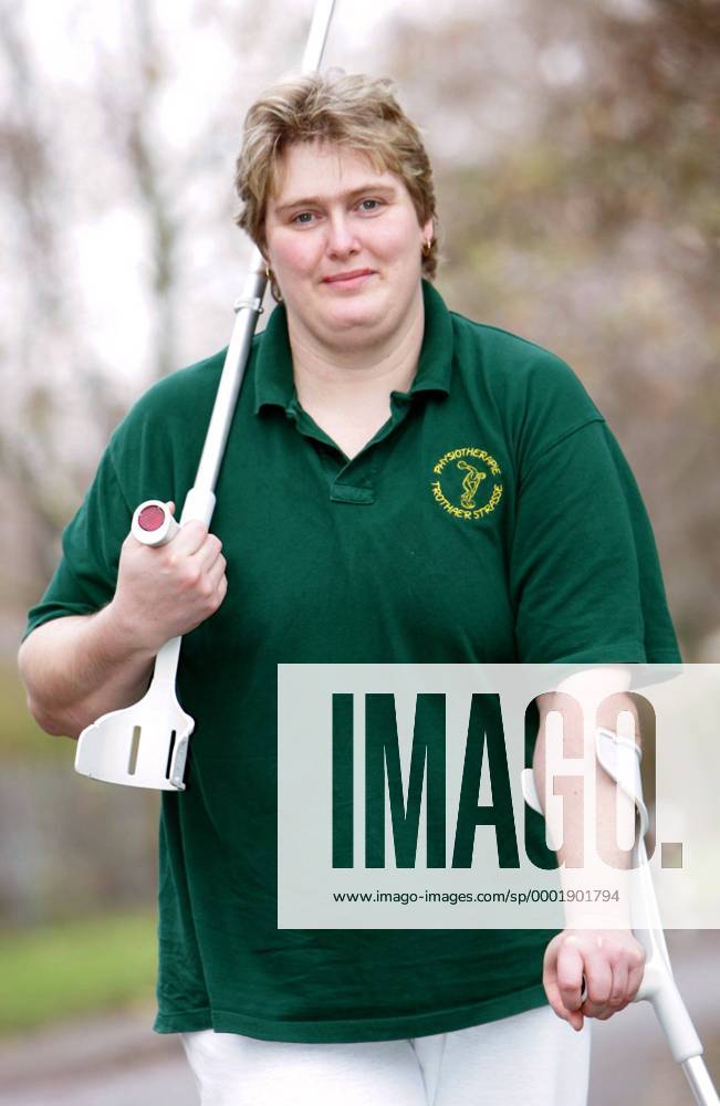 Ilke Wyludda nimmt nach ihrer Kreuzbandoperation die Krücken auf die ...