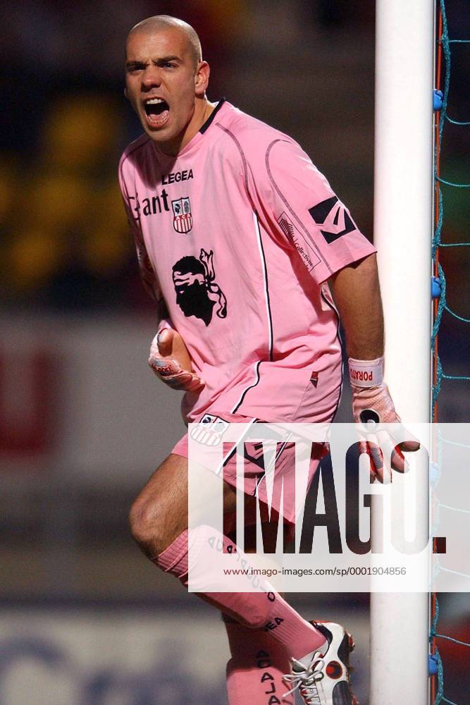 Torwart Stephane Porato (Ajaccio) gibt lautstark Anweisungen Fußball ...
