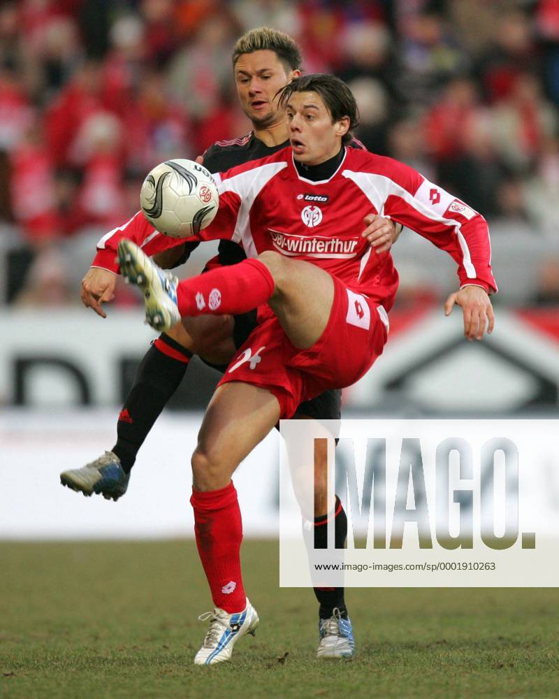 Benjamin Weigelt (Mainz, vorn) gegen Albert Streit (Köln) Fußball 1. BL ...
