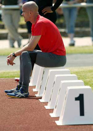 Falk Balzer (TuS Jena Deutschland) zieht sich die Hose an ...