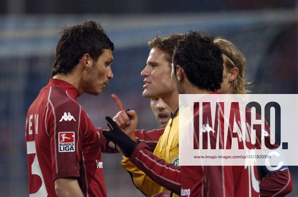 Schiedsrichter Dr. Felix Brych (Mitte) ermahnt Mathieu Beda (li.), vorn ...