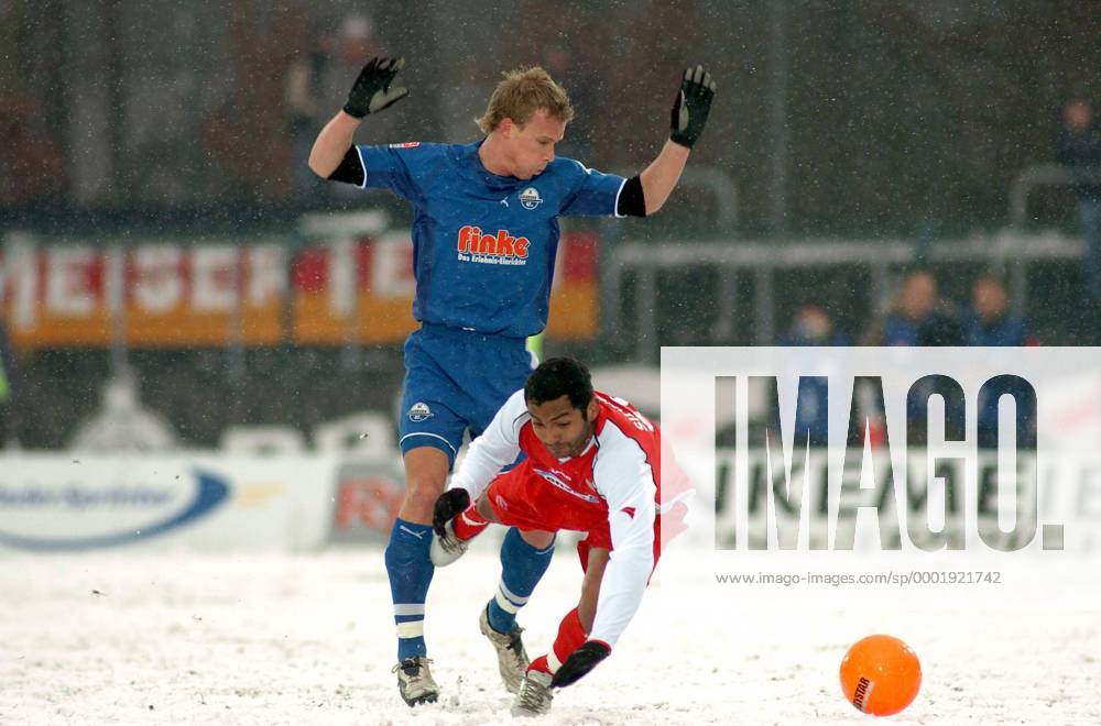 Sidney kommt neben Dennis Schulp zu Fall Fußball 2. BL Herren Saison ...