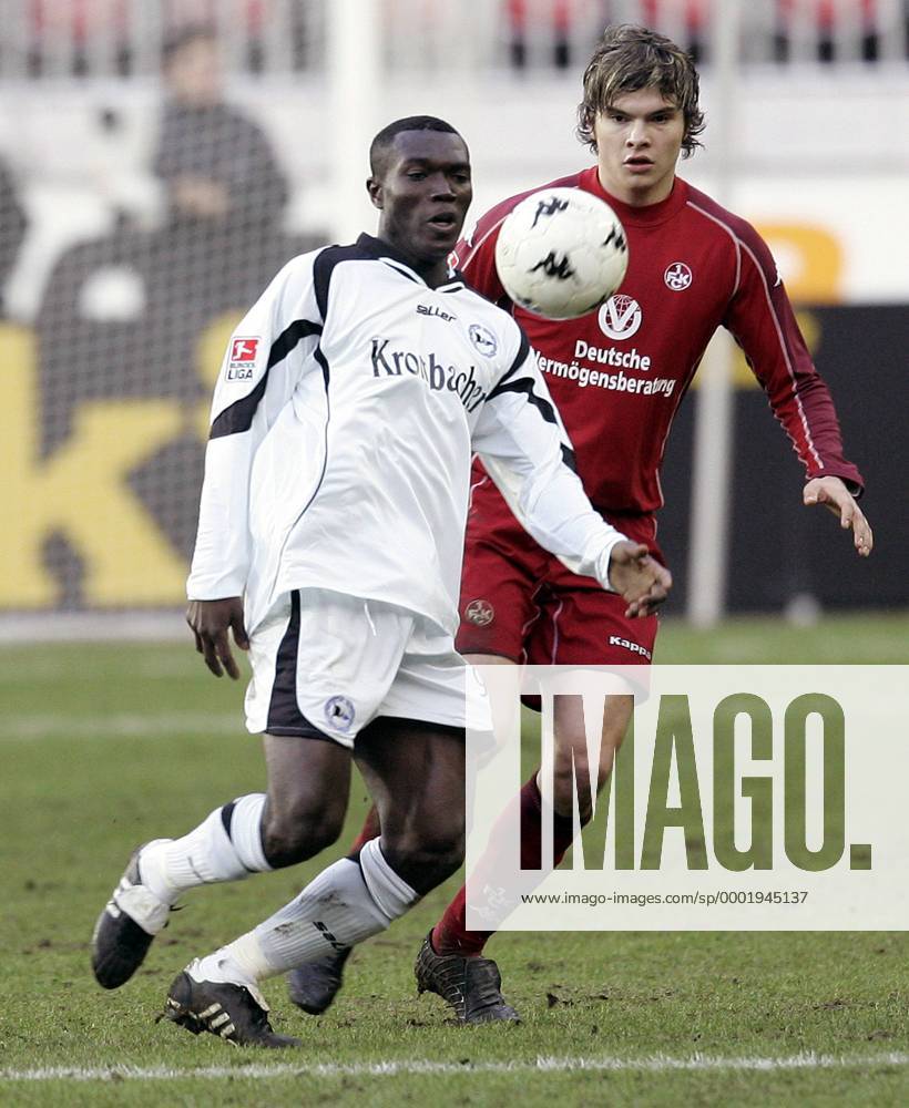 Isaac Boakye (Bielefeld, li.) gegen Fabian Schönheim (Lautern) Fußball ...