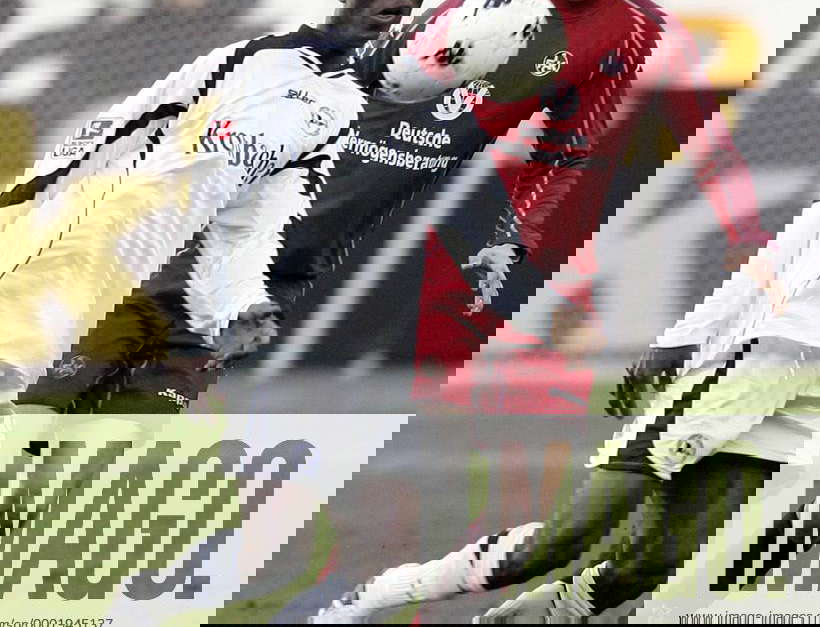 Isaac Boakye (Bielefeld, li.) gegen Fabian Schönheim (Lautern) Fußball ...