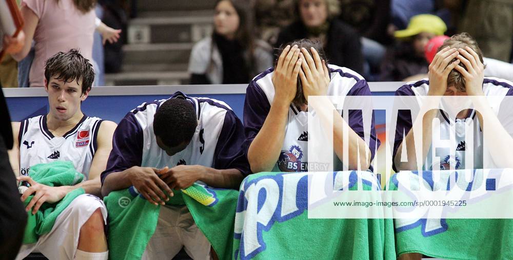 Enttäuschte Braunschweiger Bank, v.li.: Jan Lipke, Chauncey Leslie ...