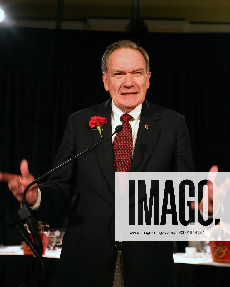 Ed Macauley, Mitglied der Hall of Fame, hält eine Rede - Basketball ...