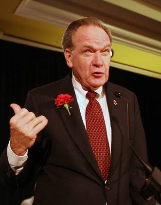 Ed Macauley, Mitglied der Hall of Fame, hält eine Rede - Basketball ...