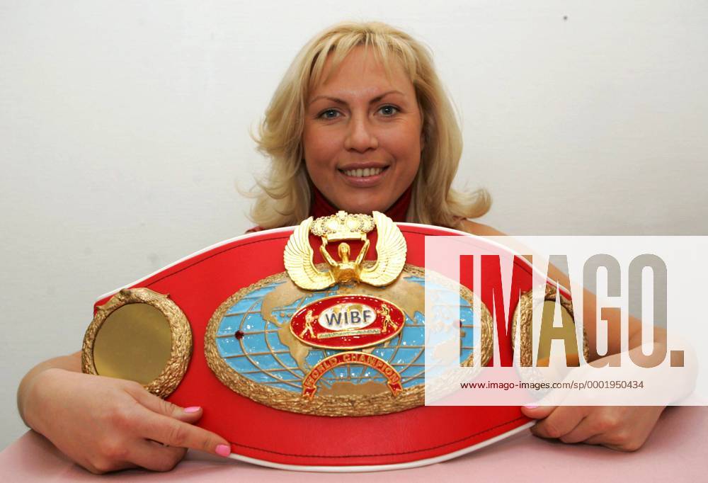 Natascha Ragosina (Rußland) mit ihrem Weltmeistergürtel Boxen Damen ...