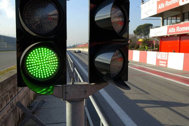 Die Ampel an der Boxenausfahrt steht auf grün Motorsport WM Herren ...