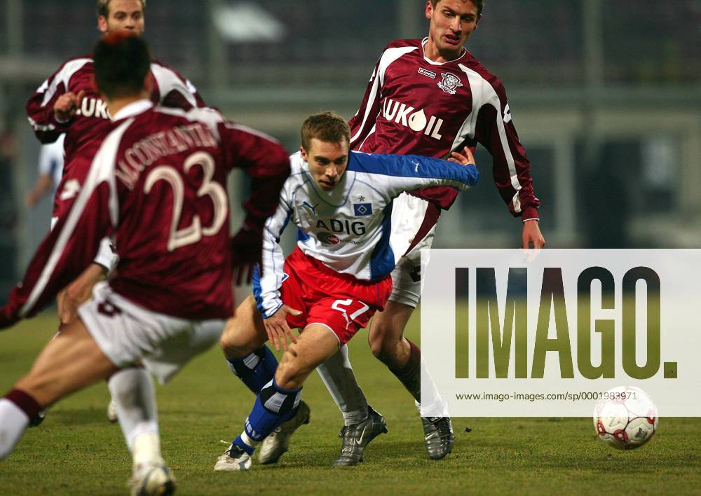 Alexander Laas (HSV, Mitte) gegen Valentin Negru (Rapid Bukarest, re ...