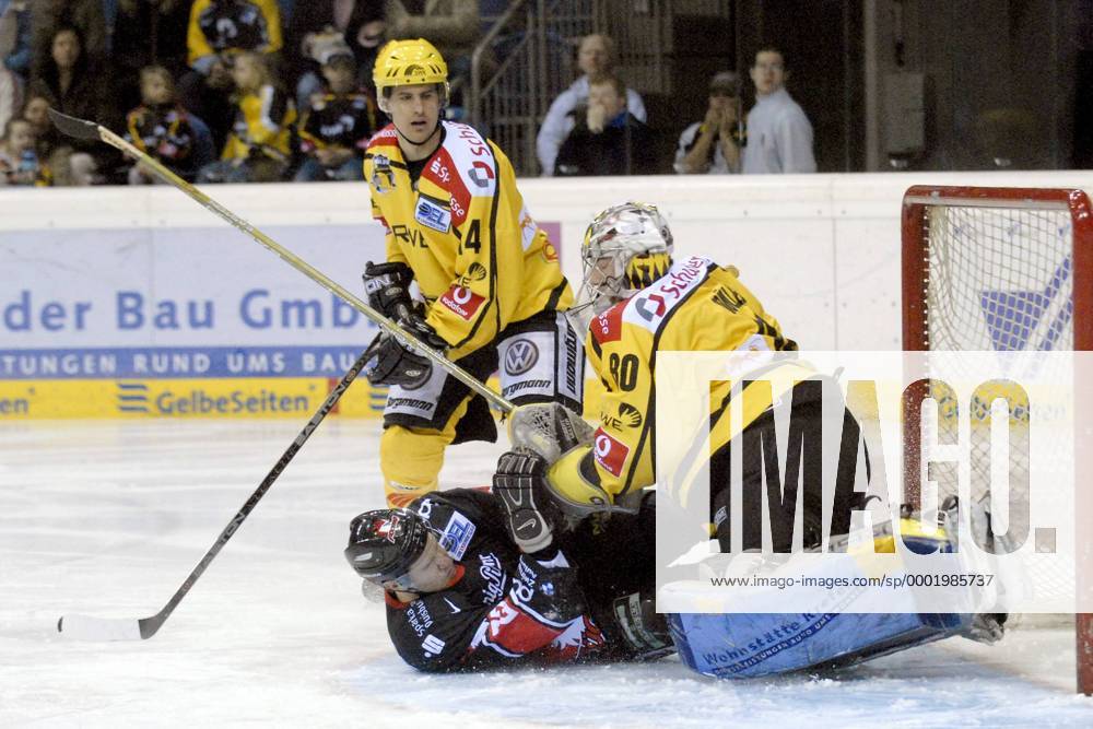 Michael Henrich prallt mit Goalie Robert Müller zusammen, hi. Mike ...