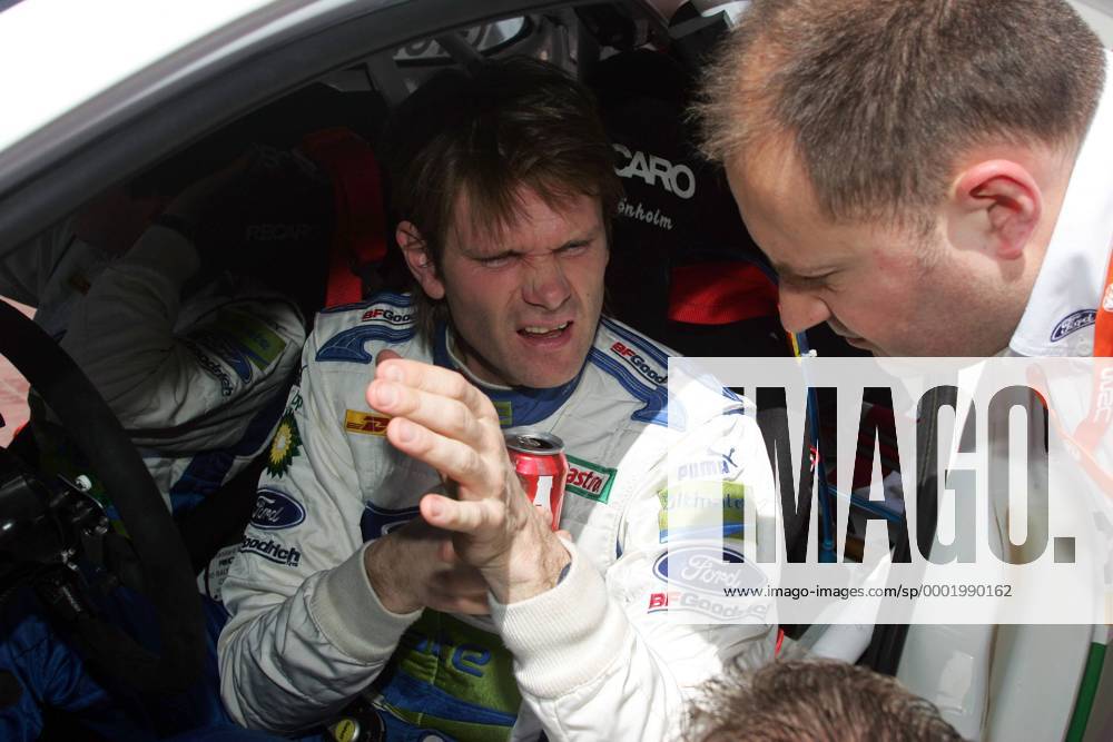 Marcus Grönholm (Finnland, li.) im Gespräch mit Technikdirektor ...