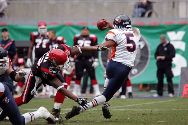 Quarterback Gibran Hamdan gibt an der Linie Anweisungen American ...