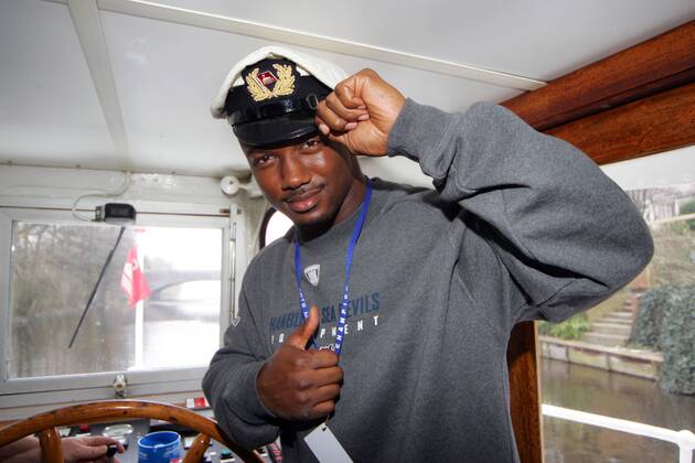 Linebacker Marquis Smith liegt auf Tight End Jason Rader American ...