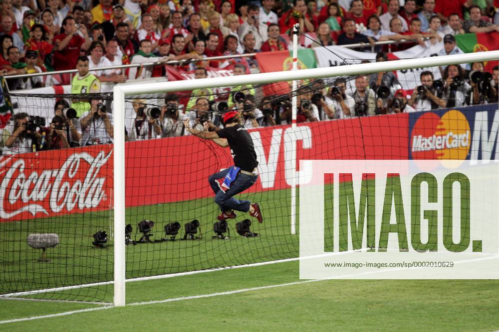 Flitzer Jimmy Jump stürmt den Platz und springt ungebremst in das ...