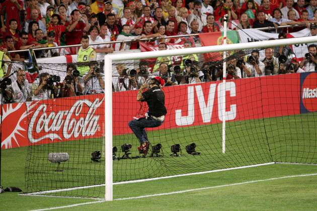 Flitzer Jimmy Jump stürmt den Platz und springt ungebremst in das ...